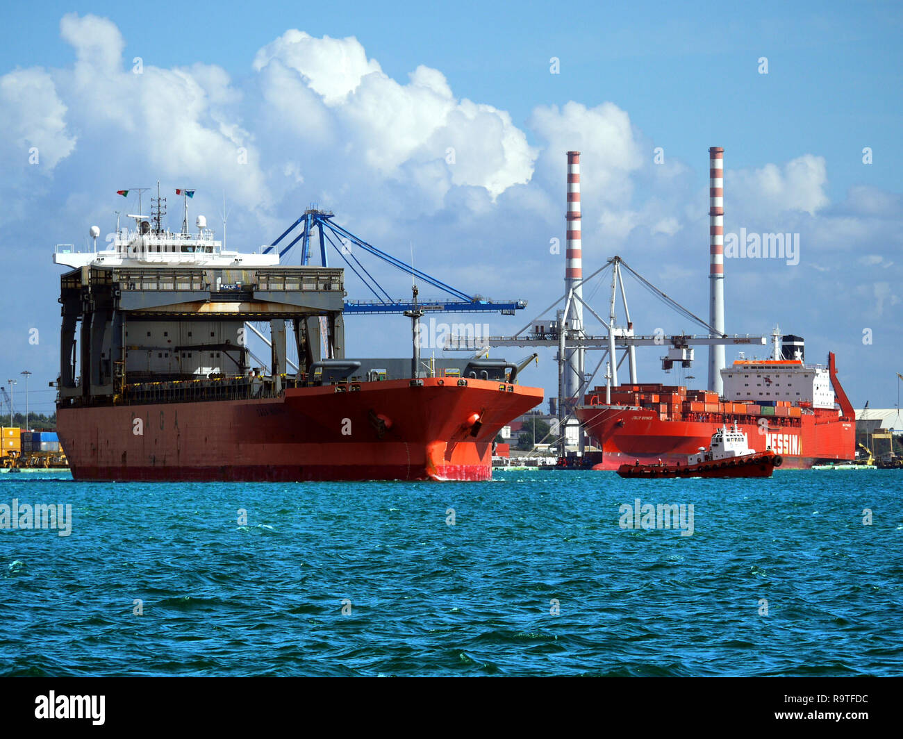 Port operations hi-res stock photography and images - Alamy