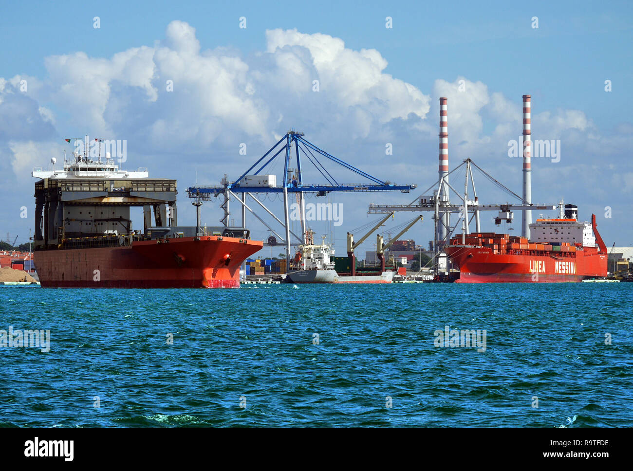 Docking operations hi-res stock photography and images - Alamy