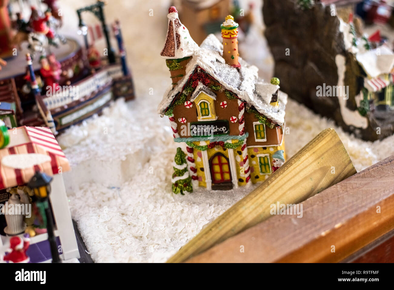 Miniature houses and figures to decorate Christmas Stock Photo - Alamy
