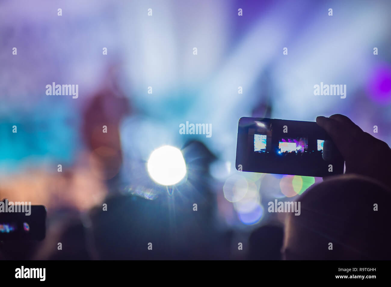 Hand holding phones crowd hi-res stock photography and images - Alamy