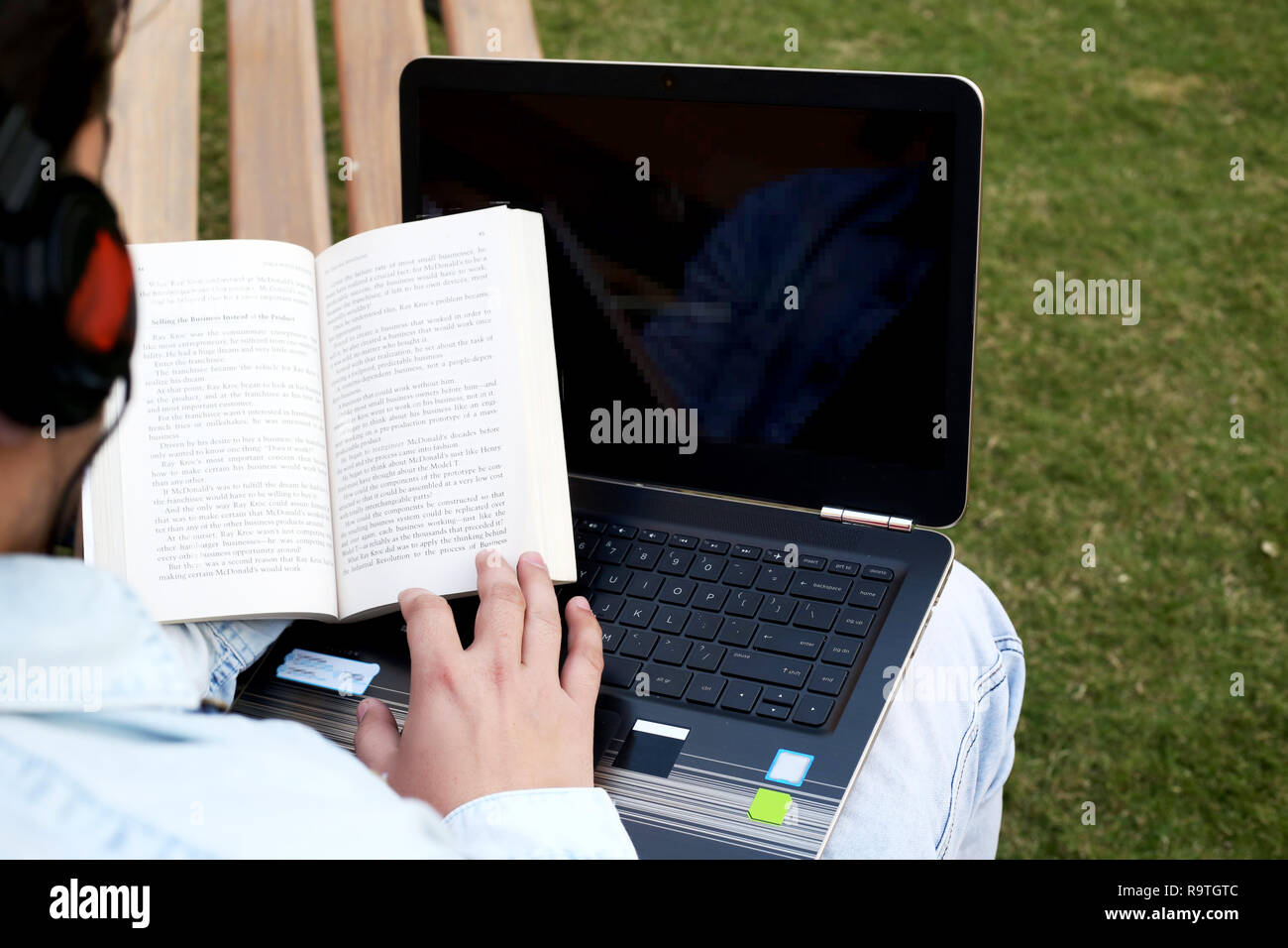 Notebook man hi-res stock photography and images - Alamy