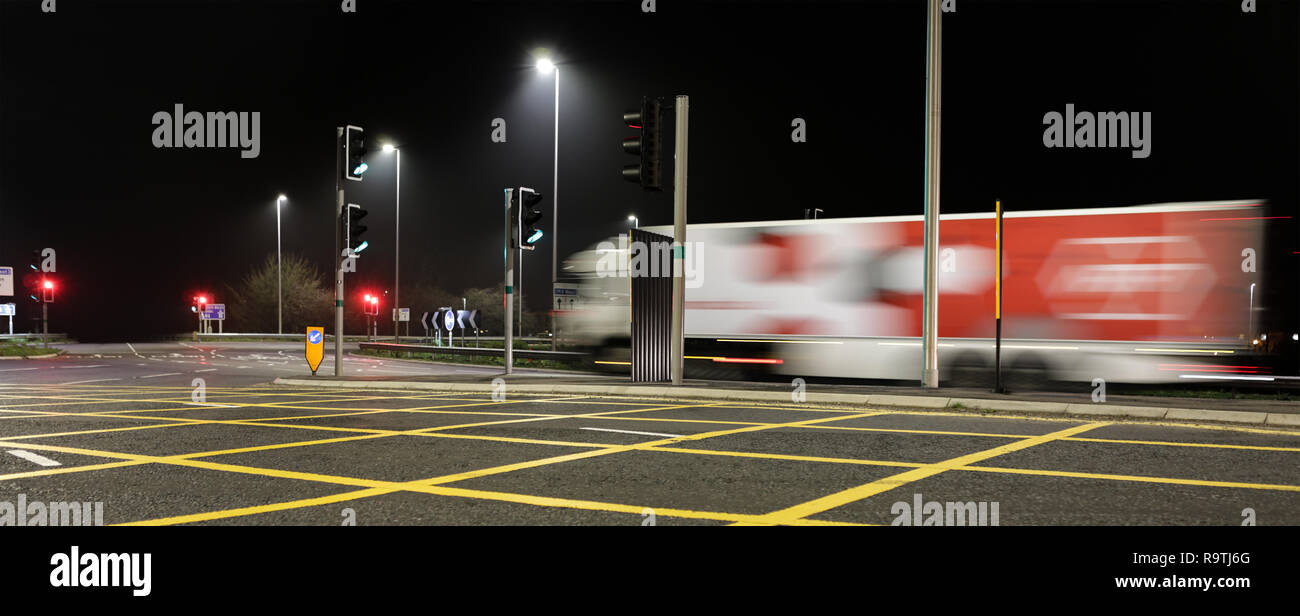 Junction 16 M4 Motorway Swindon at night Stock Photo - Alamy