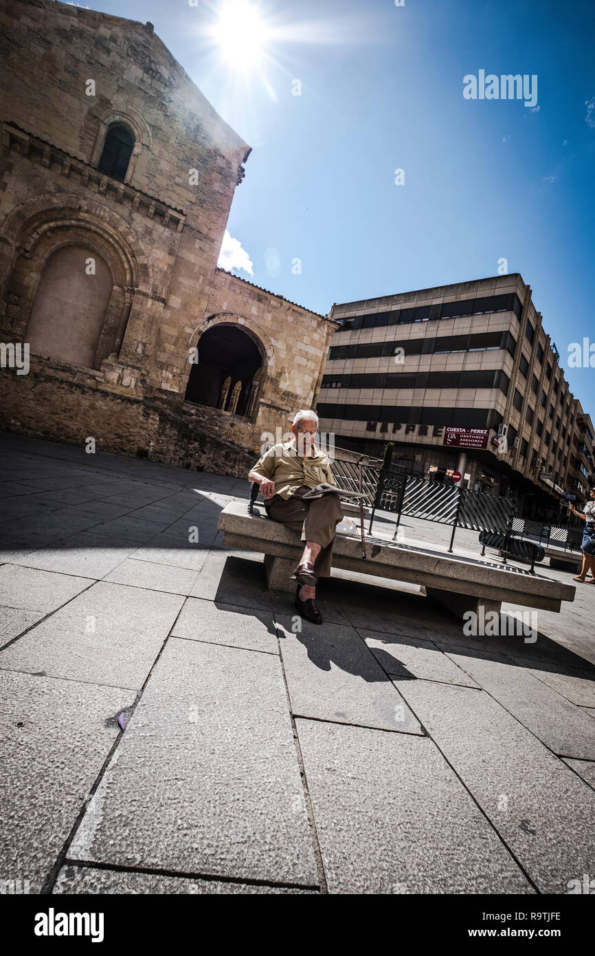 Shopping street segovia spain hi-res stock photography and images - Alamy
