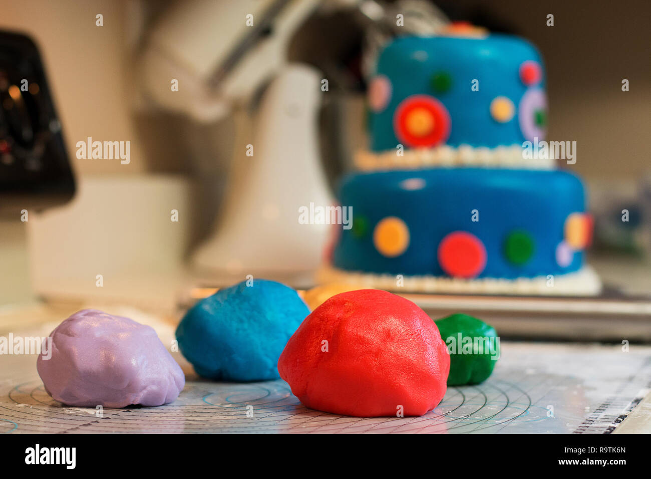 Red fondant hi-res stock photography and images - Alamy