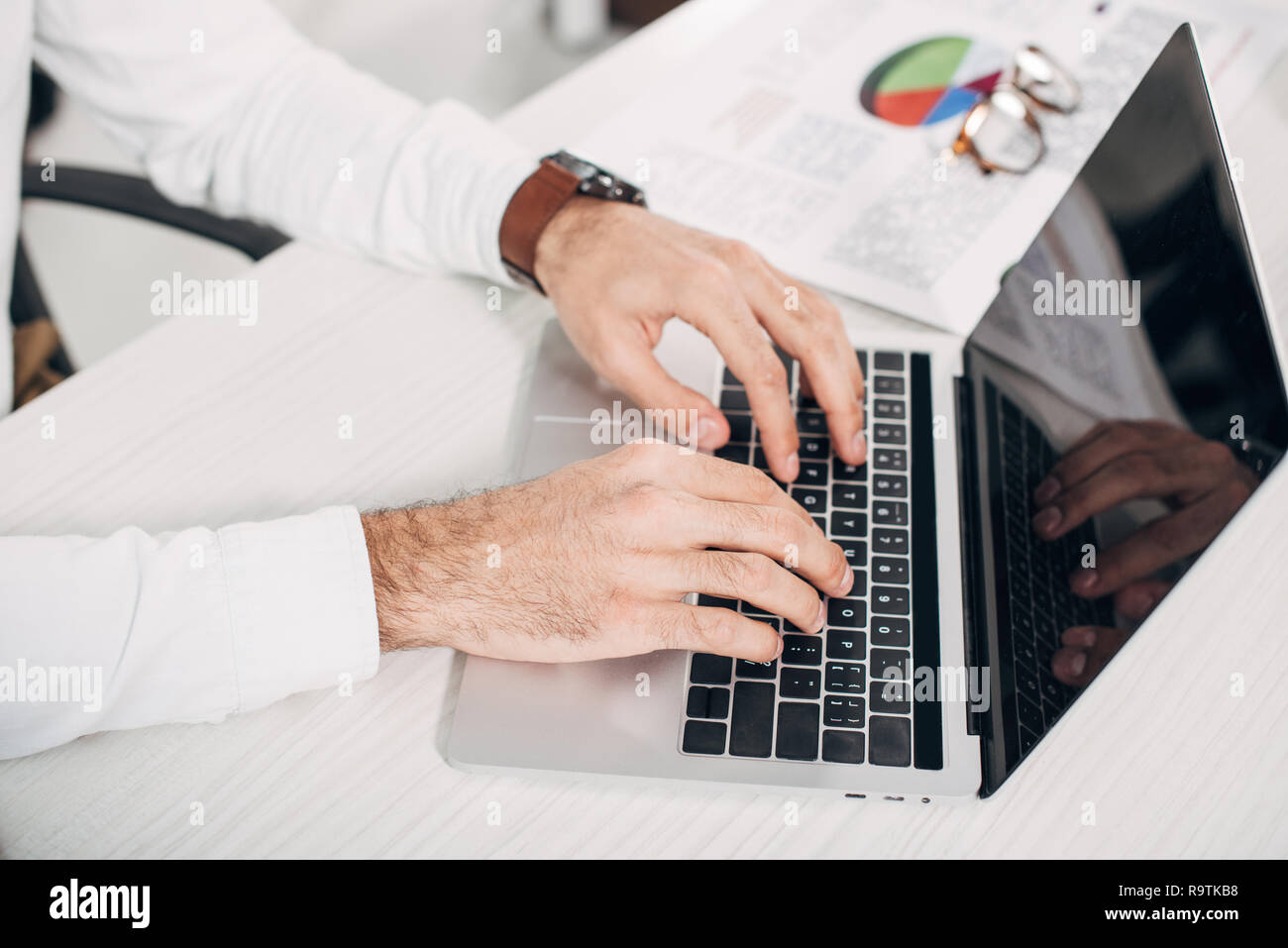 Manager typing hi-res stock photography and images - Alamy