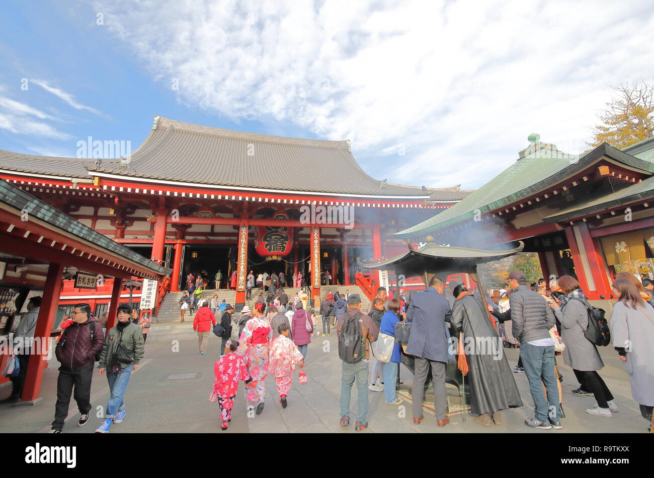 Woman visit japanese temple hi-res stock photography and images - Alamy