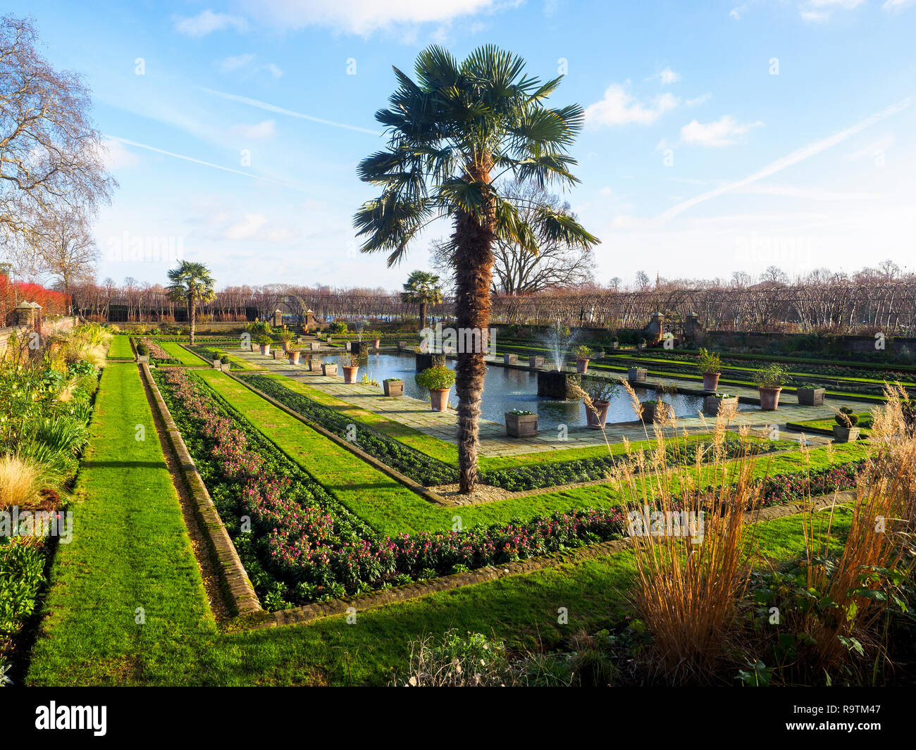 Sunken garden pond hi-res stock photography and images - Alamy