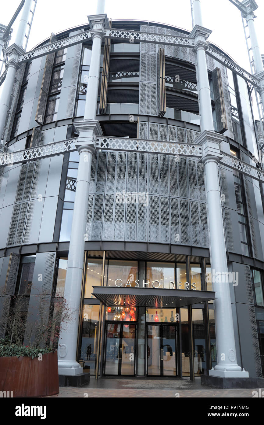 Luxury apartment building entrance hi-res stock photography and images ...