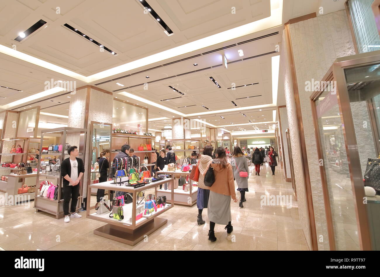 Tokyo mitsukoshi interior hi-res stock photography and images - Alamy