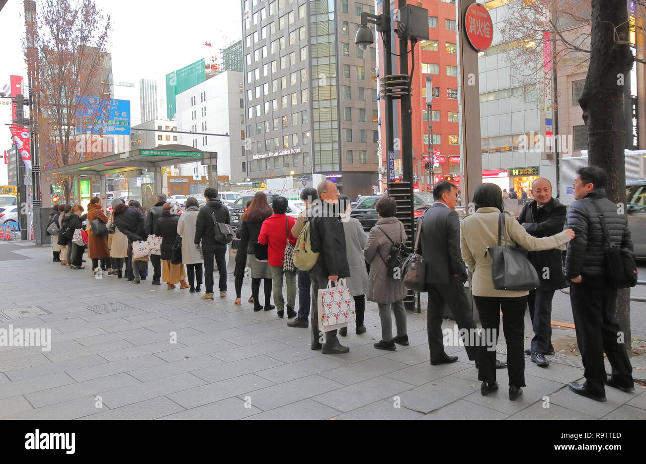 People queue to wait for bus in Tokyo Japan Stock Photo - Alamy