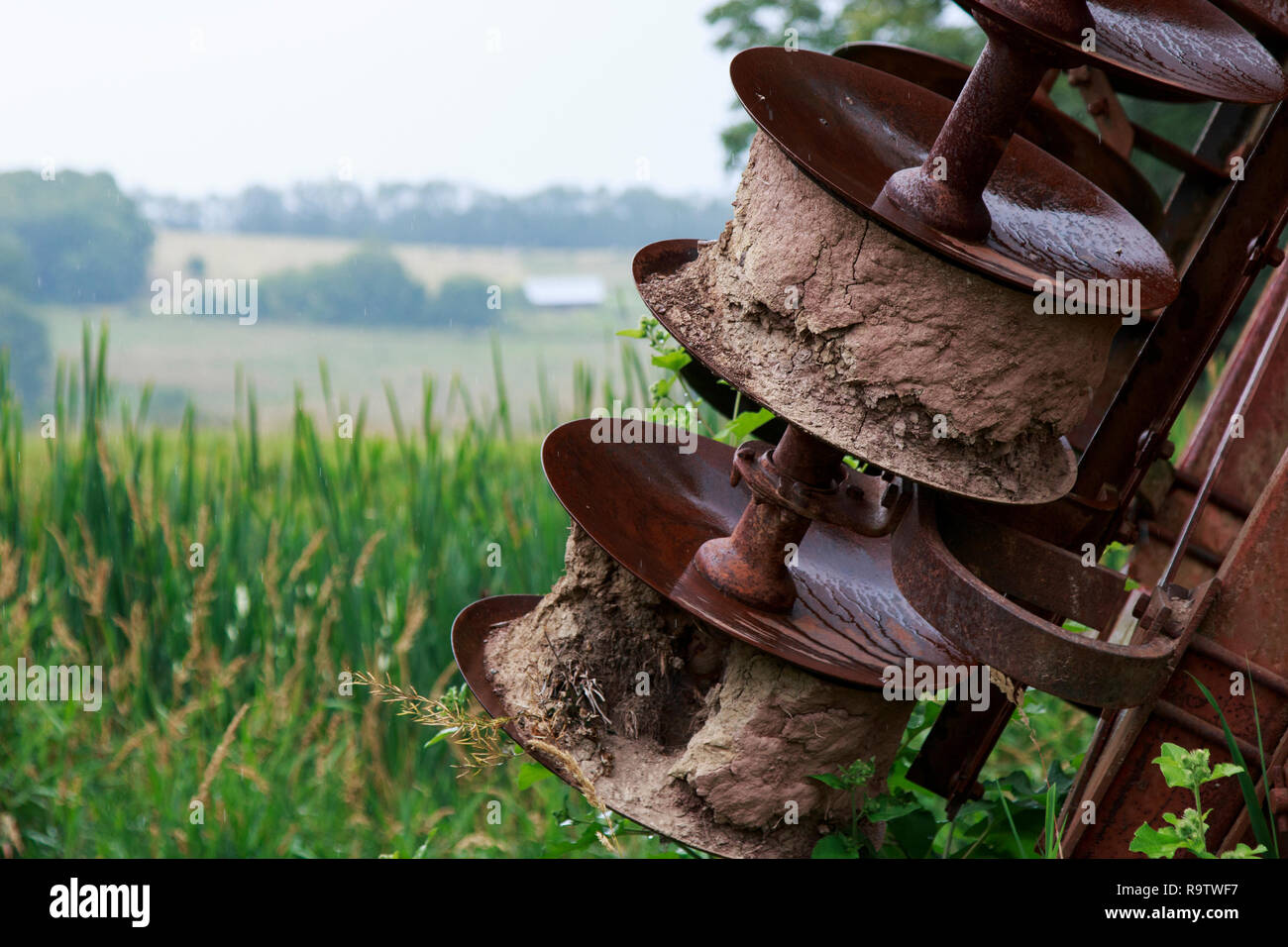 Abandoned farm field equipment hi-res stock photography and images - Alamy
