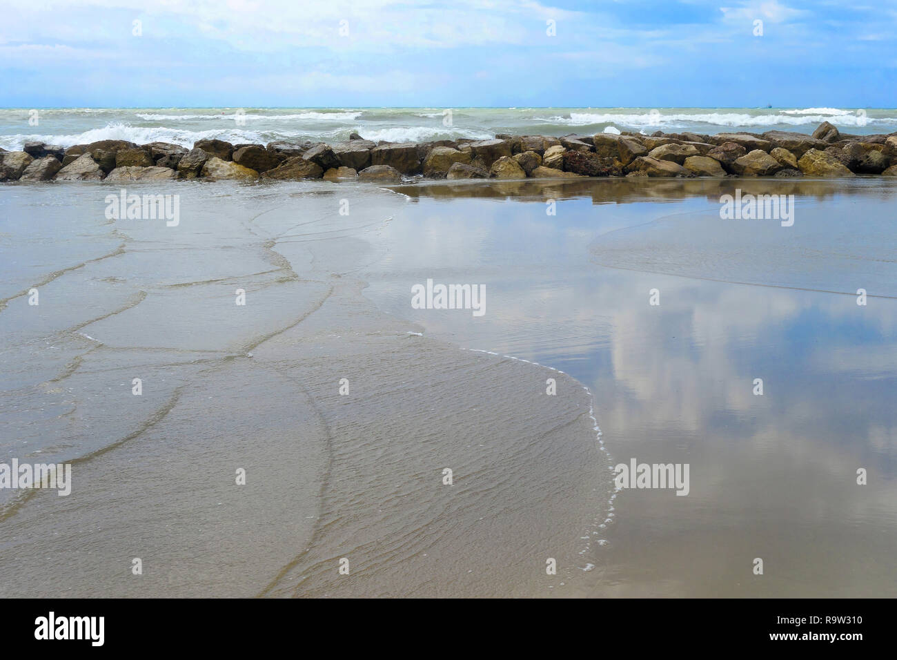 Natural barrier rocks hi-res stock photography and images - Alamy