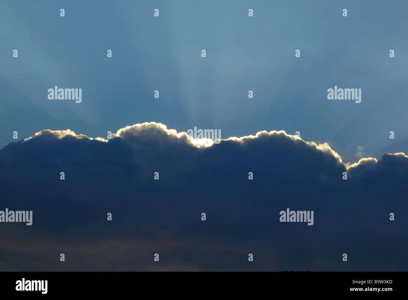 Silver lining to dark cloud sun rays Stock Photo - Alamy