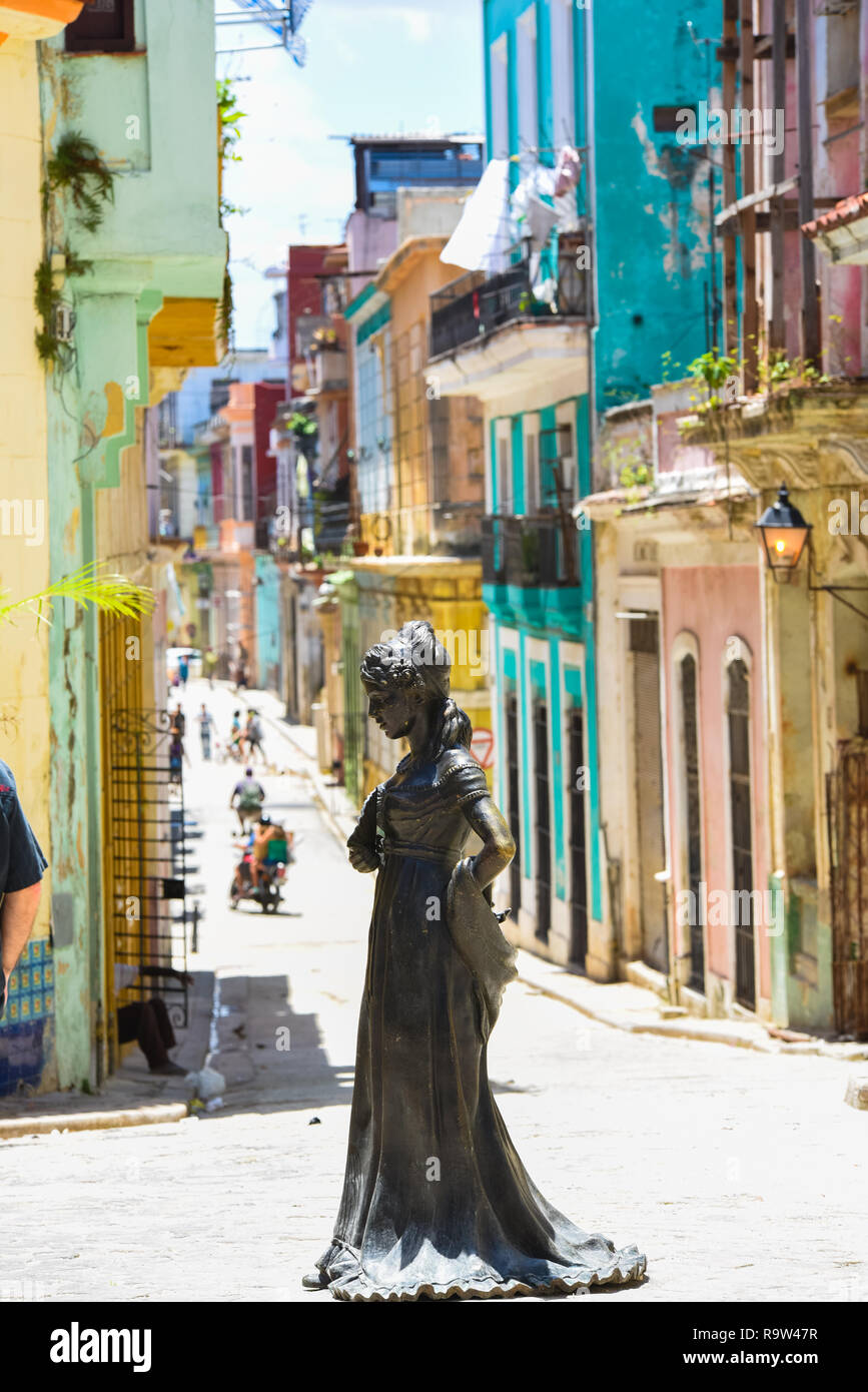 Bronze statue on a street in Old Havana, Cuba Stock Photo - Alamy