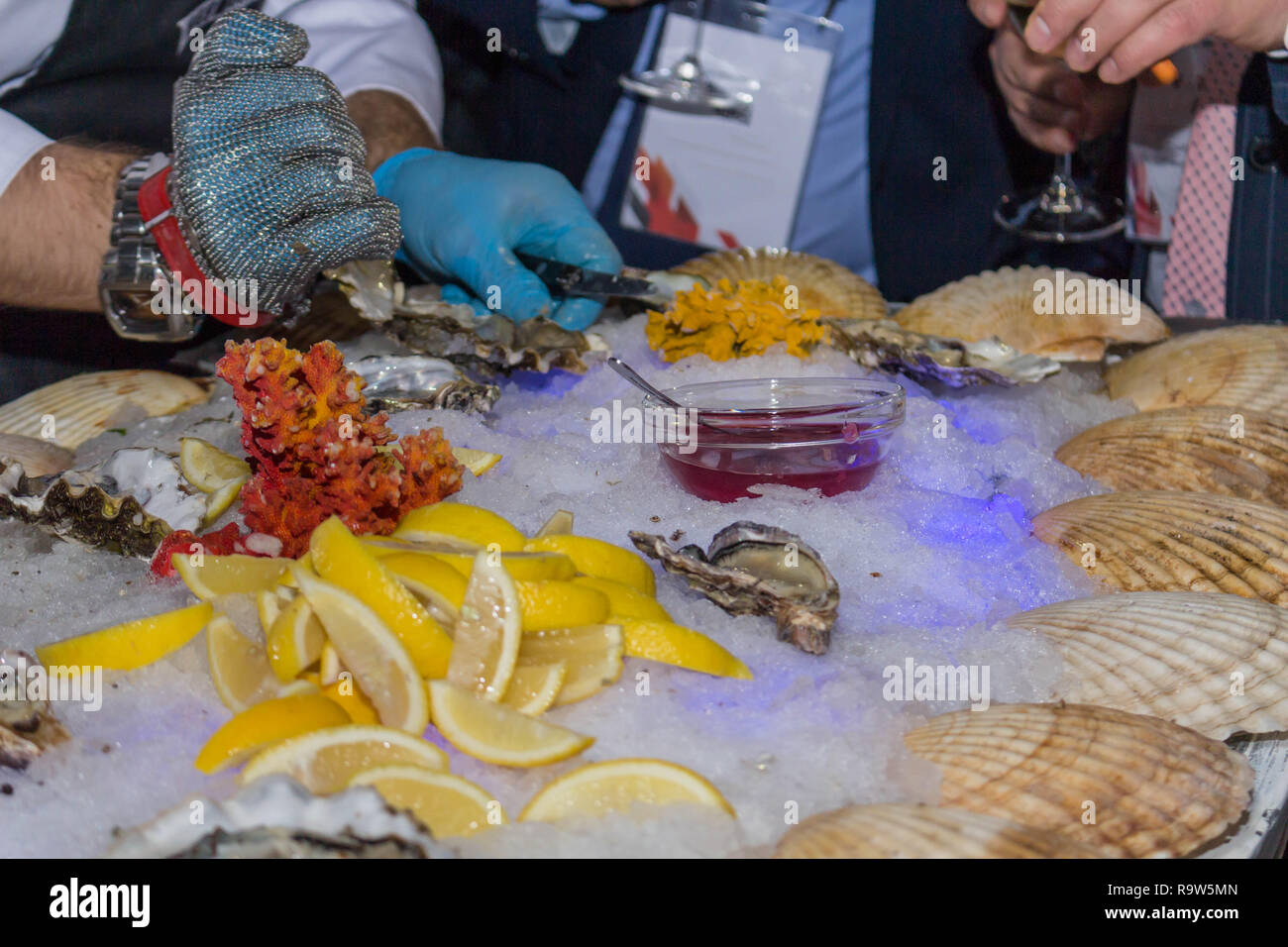 Oysters in shells hi-res stock photography and images - Alamy