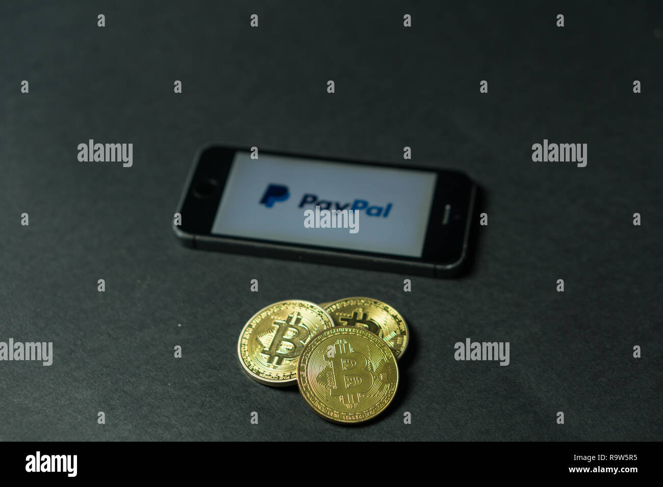 Paypal logo hi-res stock photography and images - Alamy