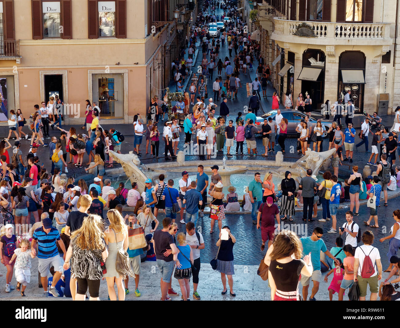 Rome, Italy - July 2017: Tourists sit on spanish steps Stock Photo - Alamy