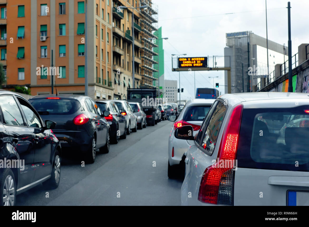 Traffic jam queue hi-res stock photography and images - Alamy