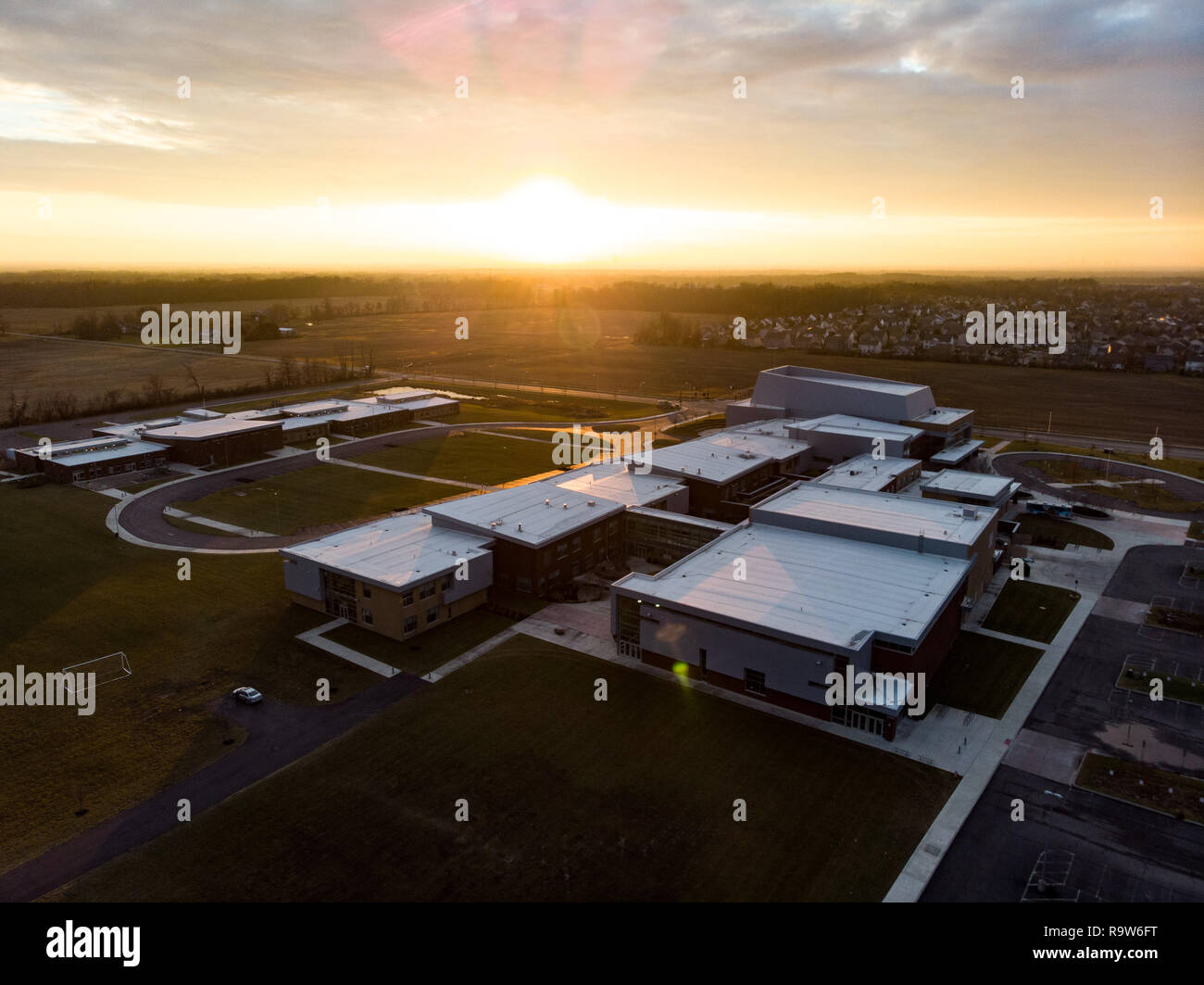 Elementary school building bus hi-res stock photography and images - Alamy