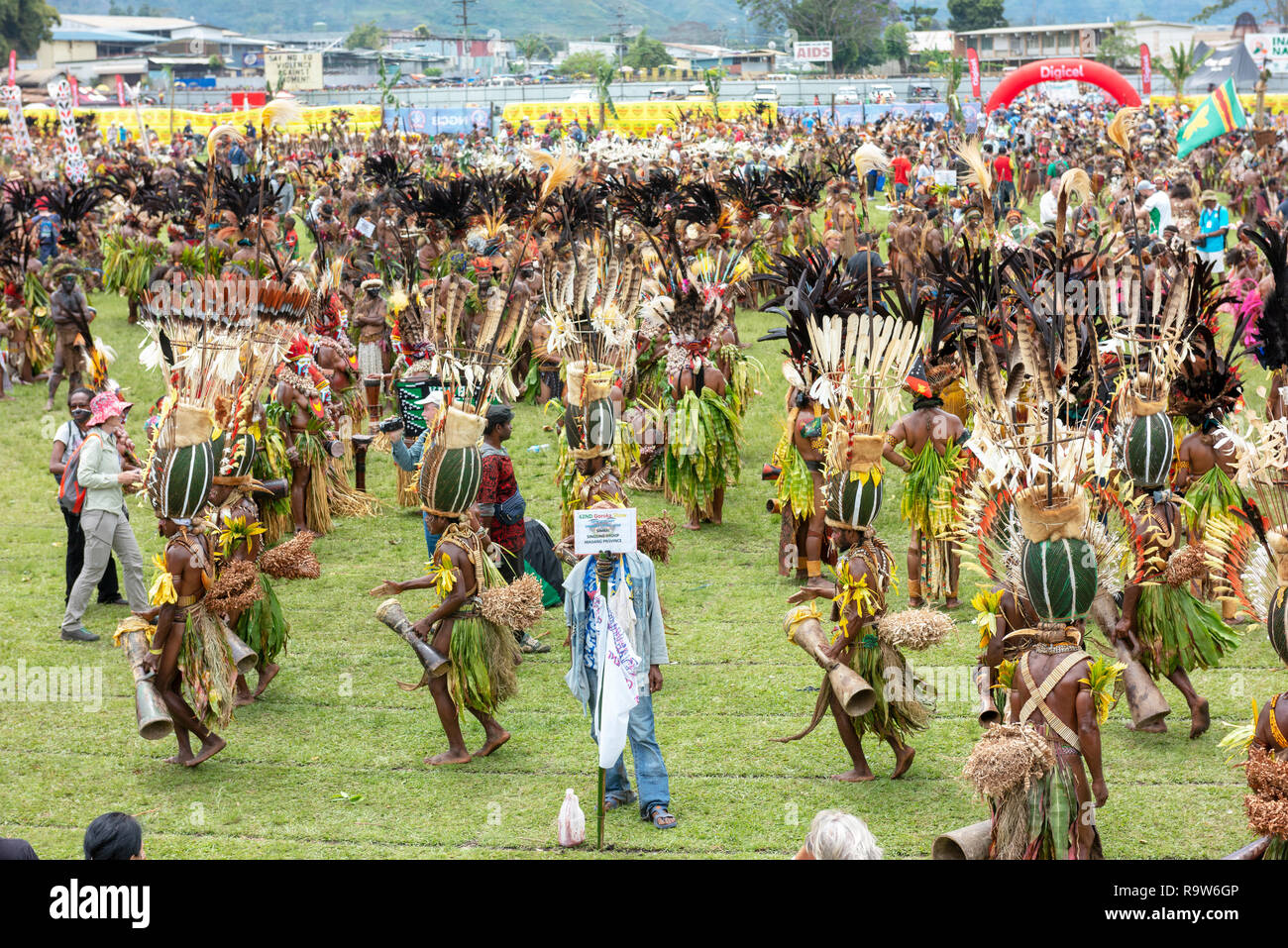 Papua new guinea highlands tribe hi-res stock photography and images ...