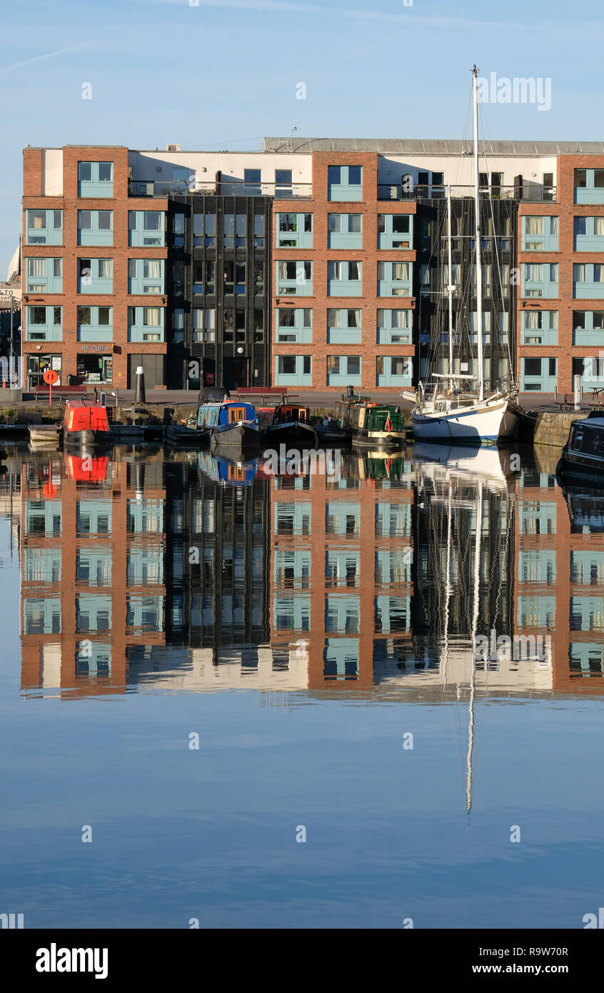 Boats moored in the Victoria Basin marina of Gloucester Docks Stock ...