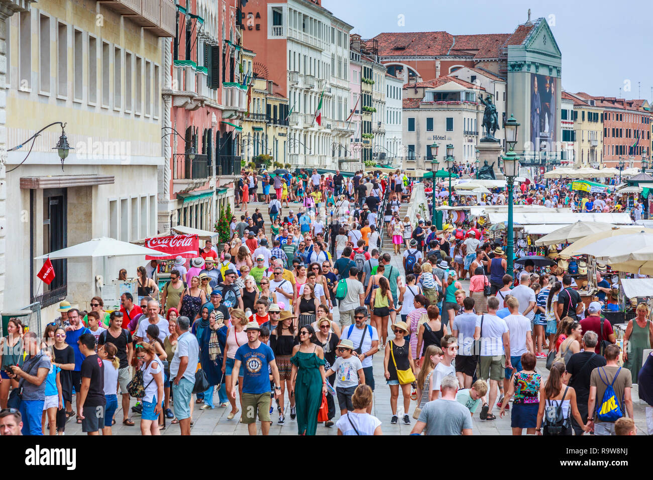 Location icon and street and italy hi-res stock photography and images ...