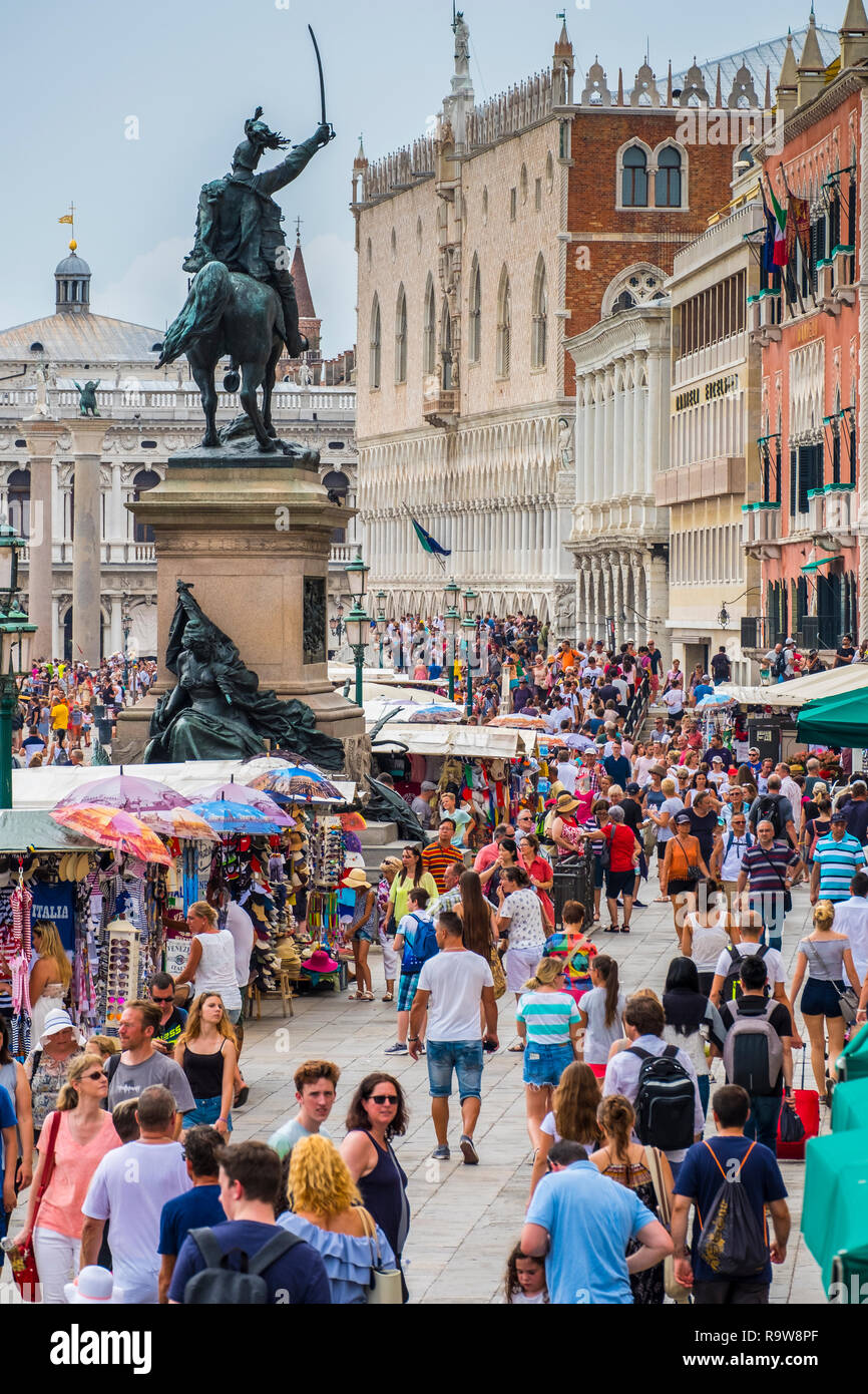 Overcrowding in venice hi-res stock photography and images - Alamy