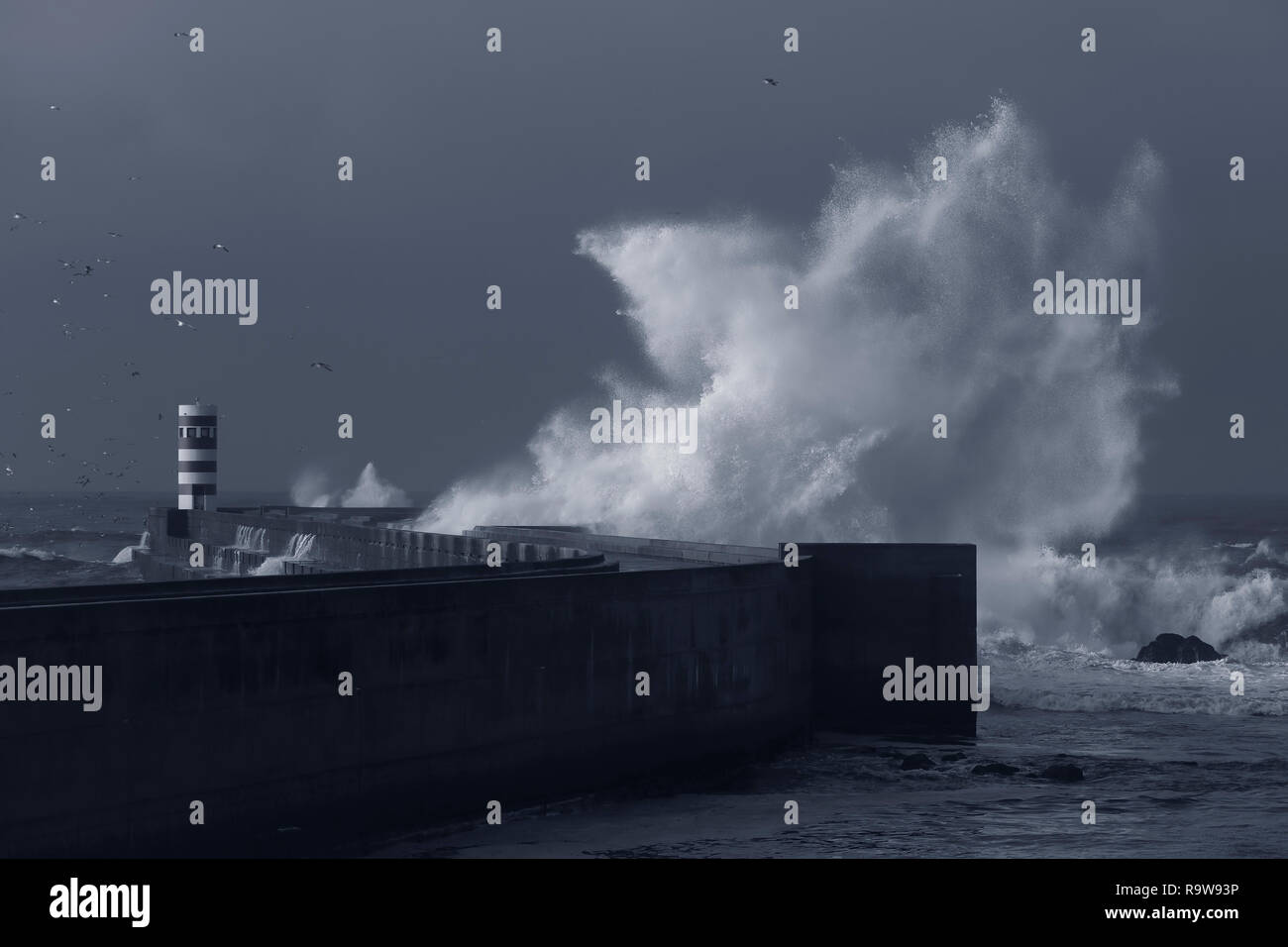 Huge wave splash. Douro river mouth north pier and beacon Stock Photo ...
