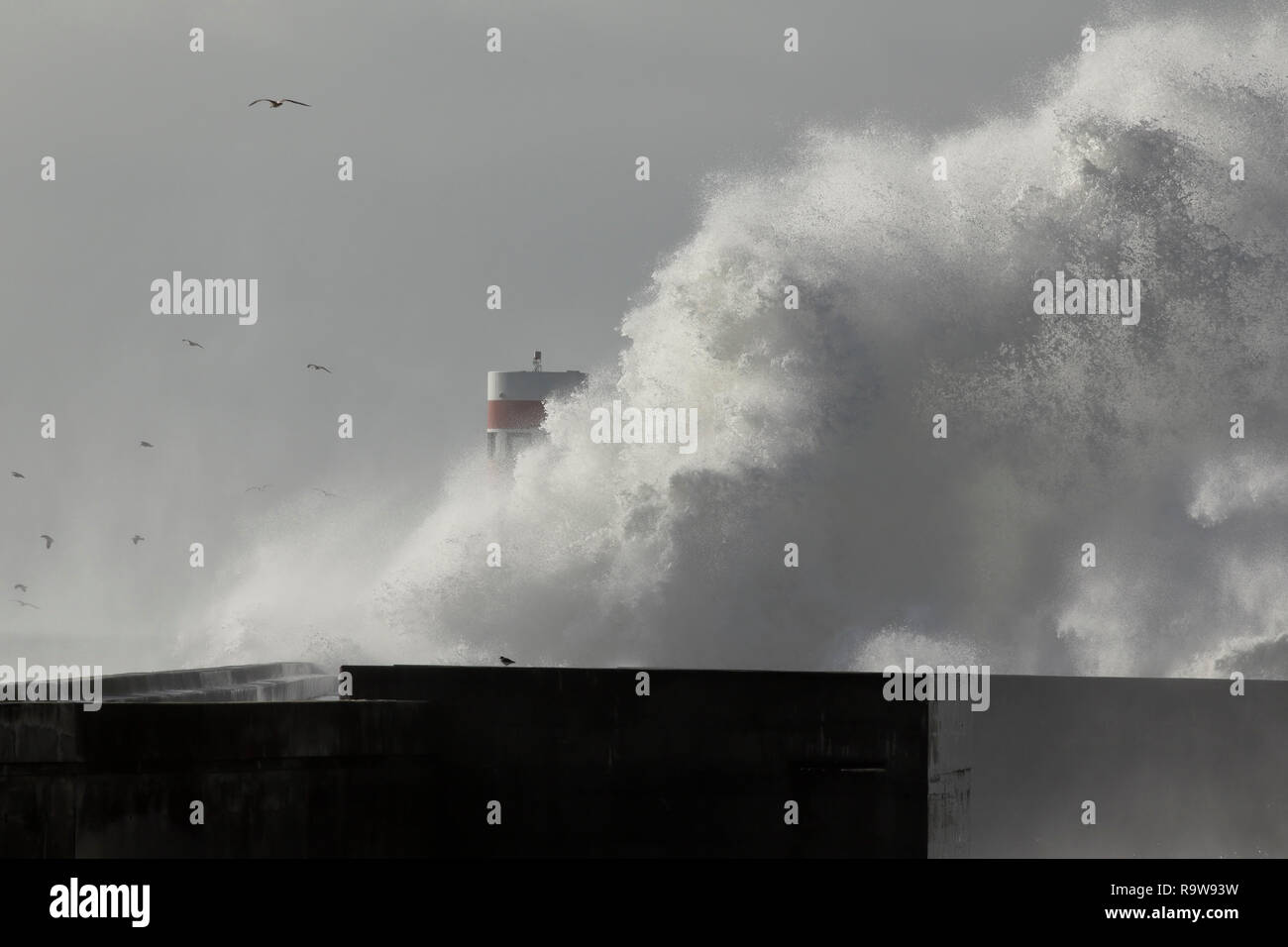 Huge wave splash. Douro river mouth north pier and beacon Stock Photo ...