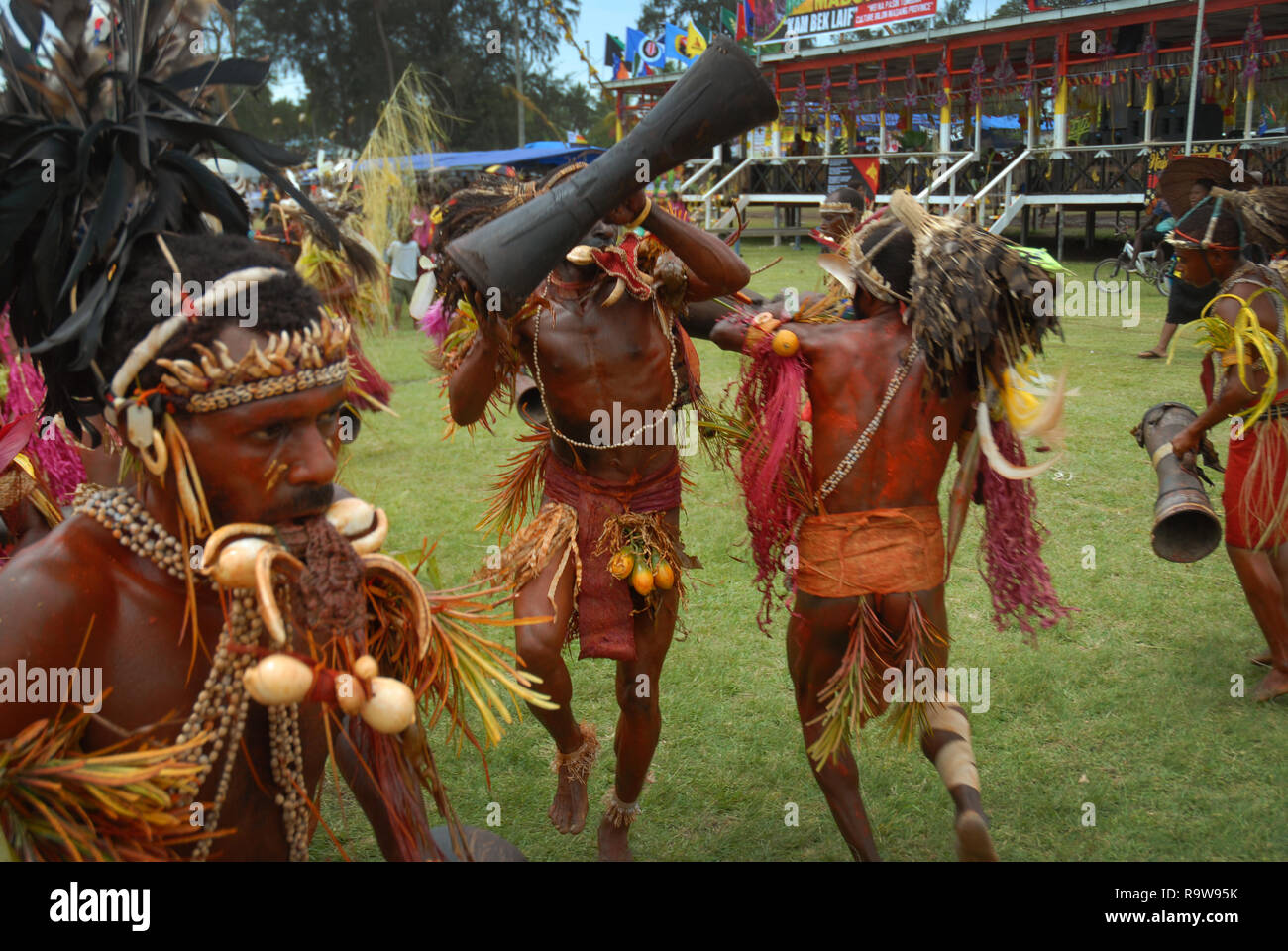 Papua new guinea men clothing hi-res stock photography and images - Alamy