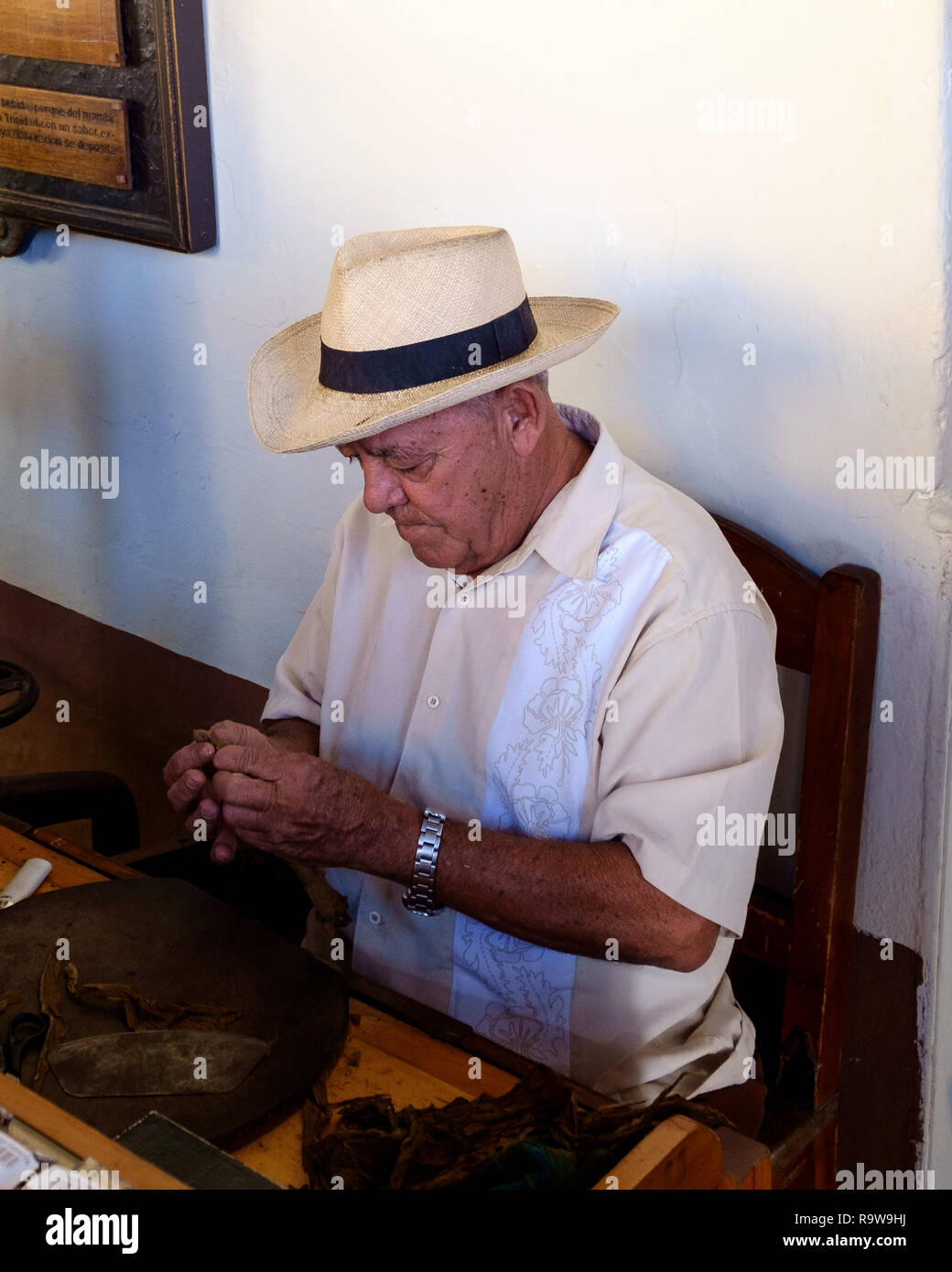 Hand rolling cigars hi-res stock photography and images - Alamy