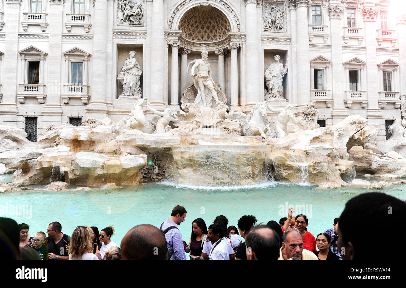 ROME, ITALY – October 11, 2018: crowd of people and Trevi Fountain in ...