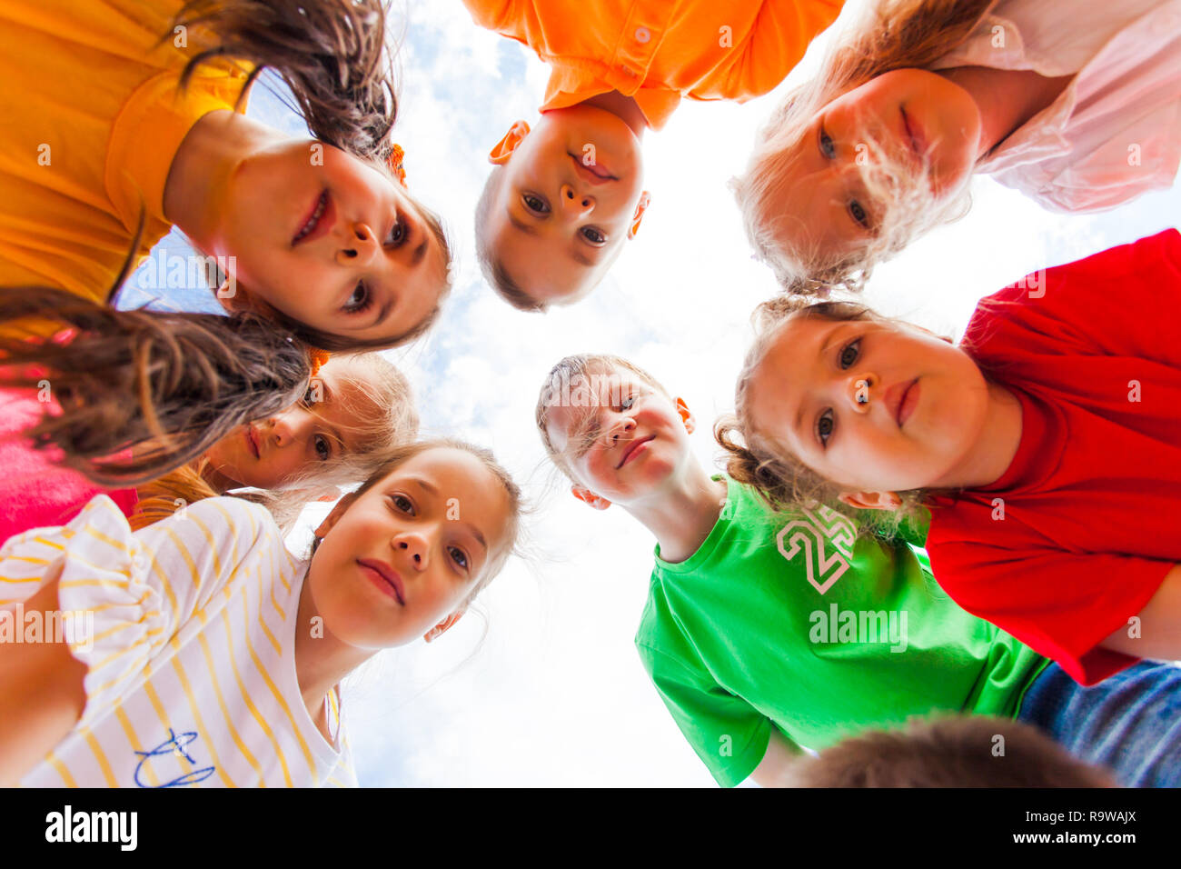 Happy kids circle diversity hi-res stock photography and images - Alamy