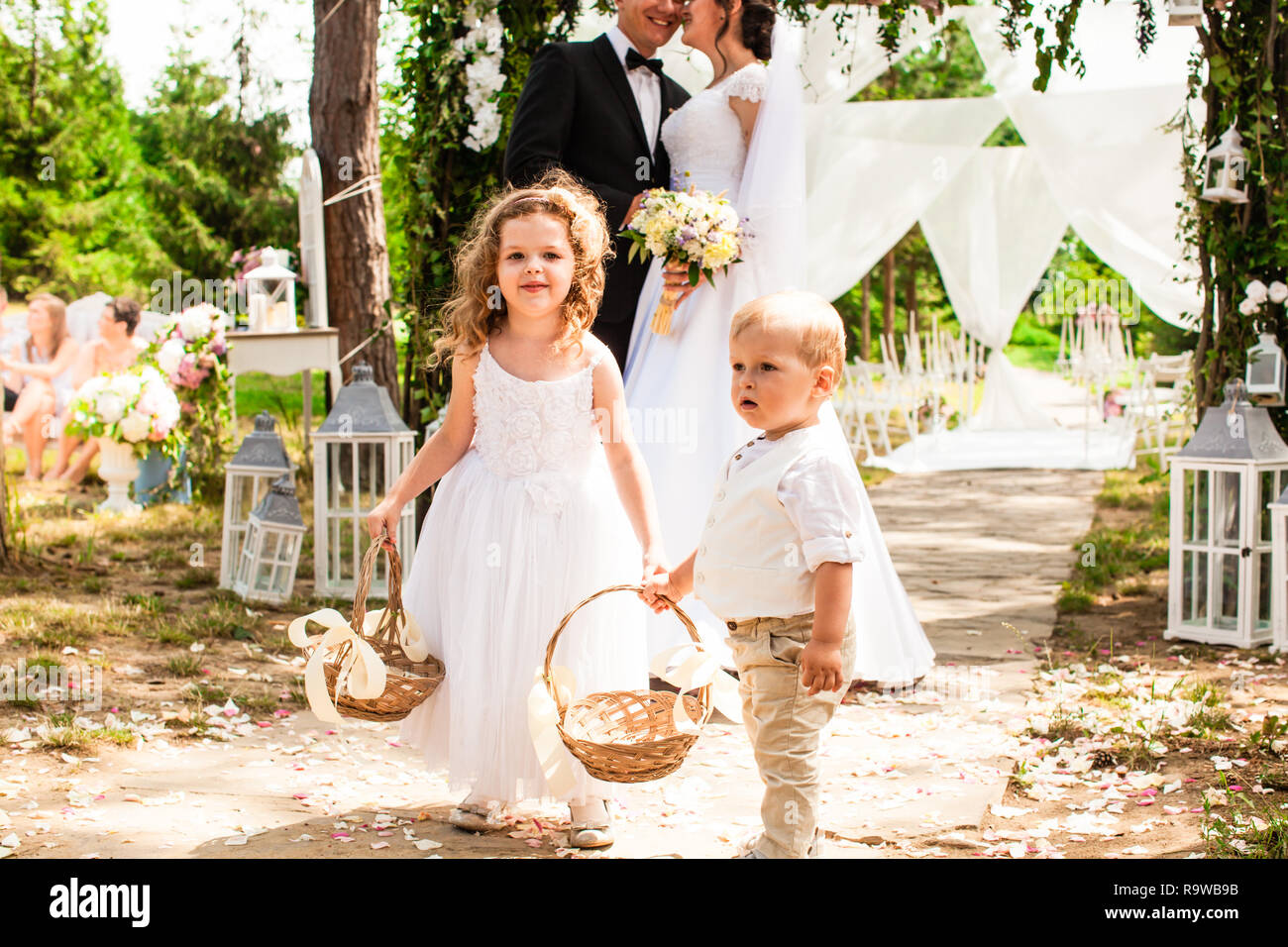 Bride and groom kissing on the wedding ceremony Stock Photo - Alamy