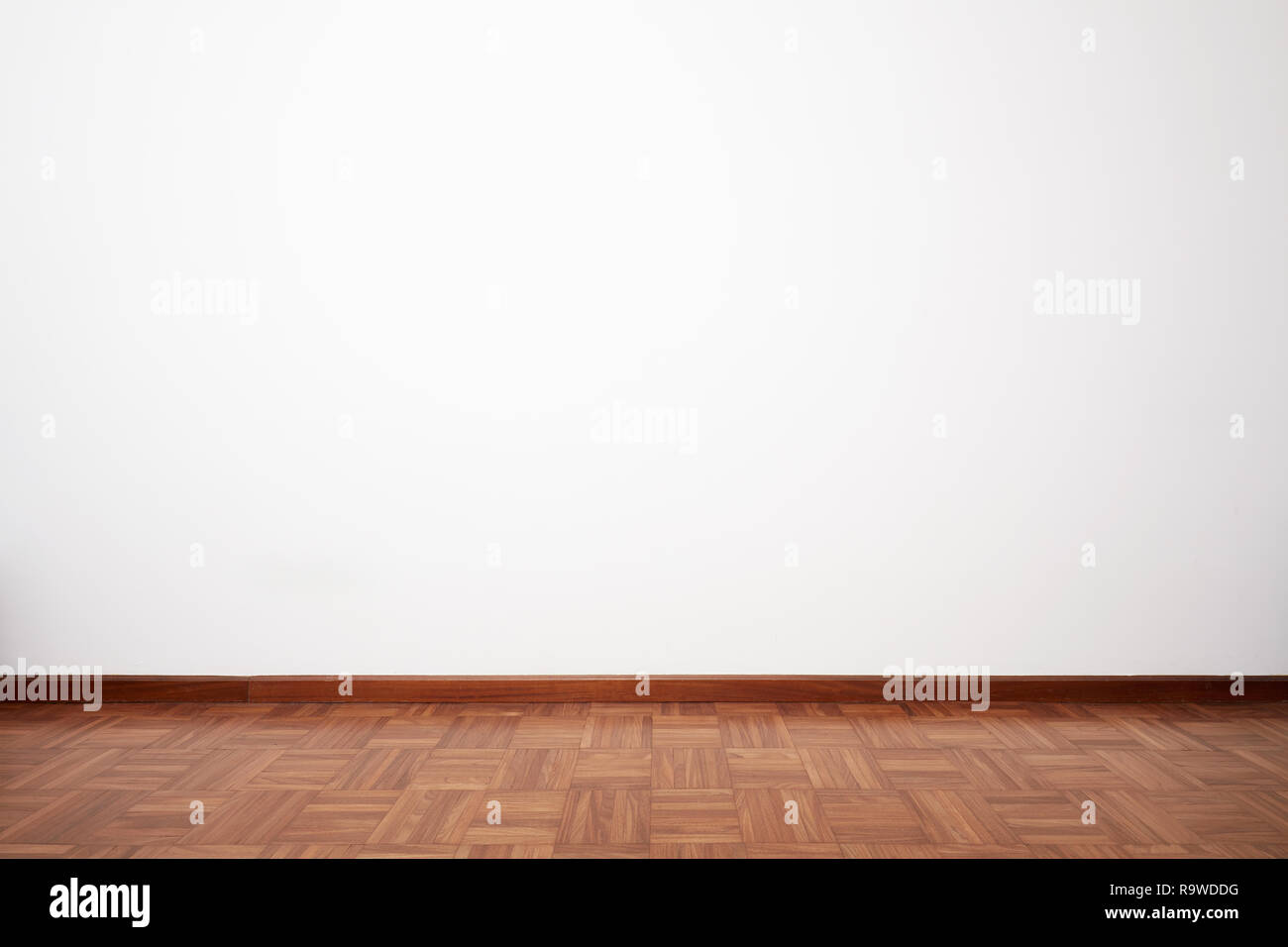 Empty square room hi-res stock photography and images - Alamy