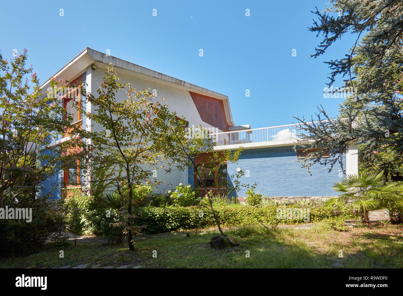 Luxury villa exterior hi-res stock photography and images - Alamy