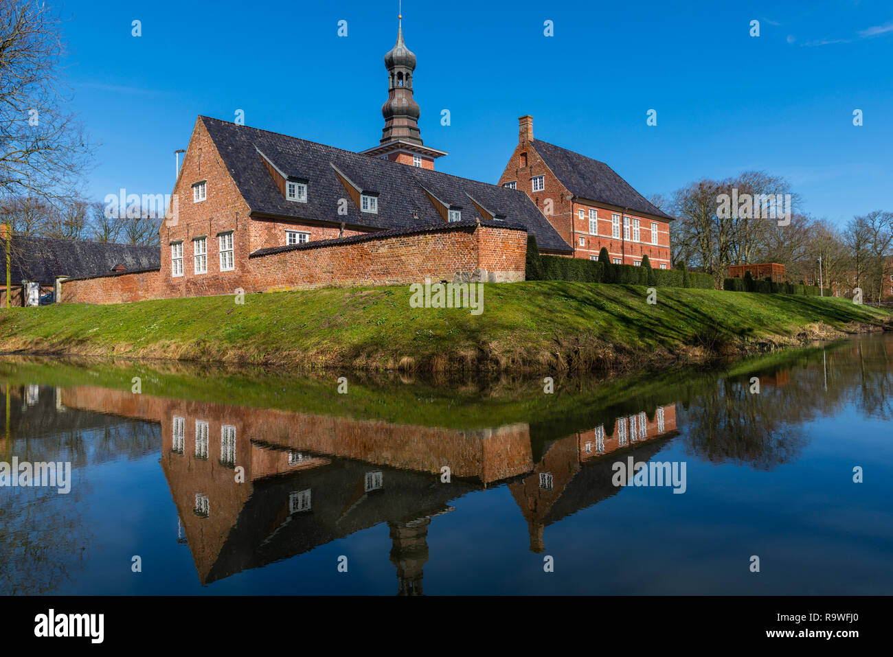 Castle architecture palace building hi-res stock photography and images ...