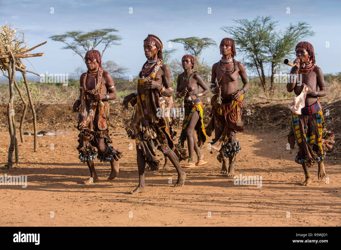 Hamar tribe hi-res stock photography and images - Alamy