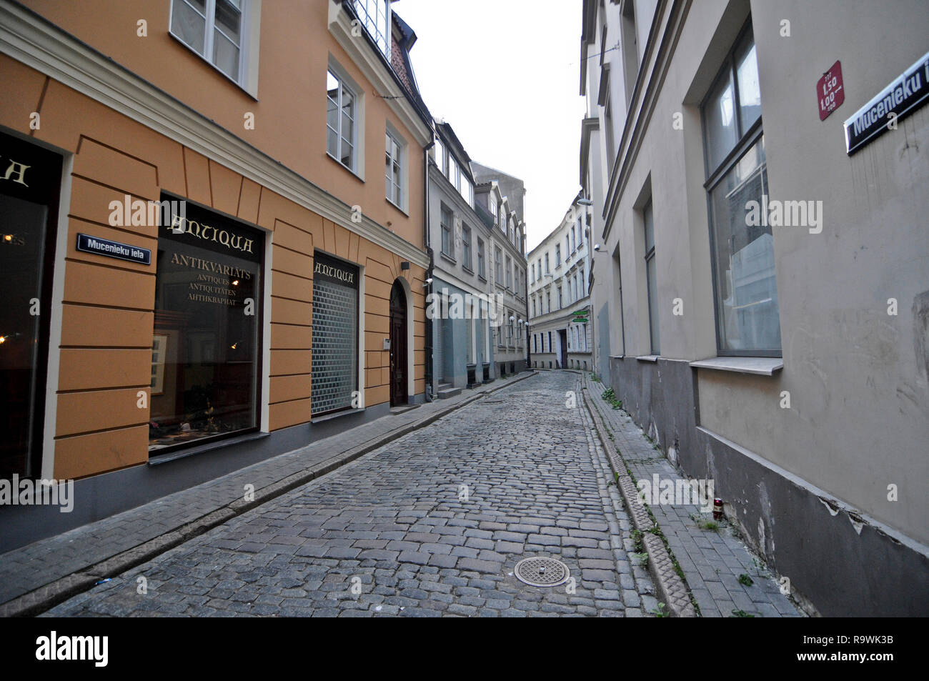 Street iela hi-res stock photography and images - Alamy