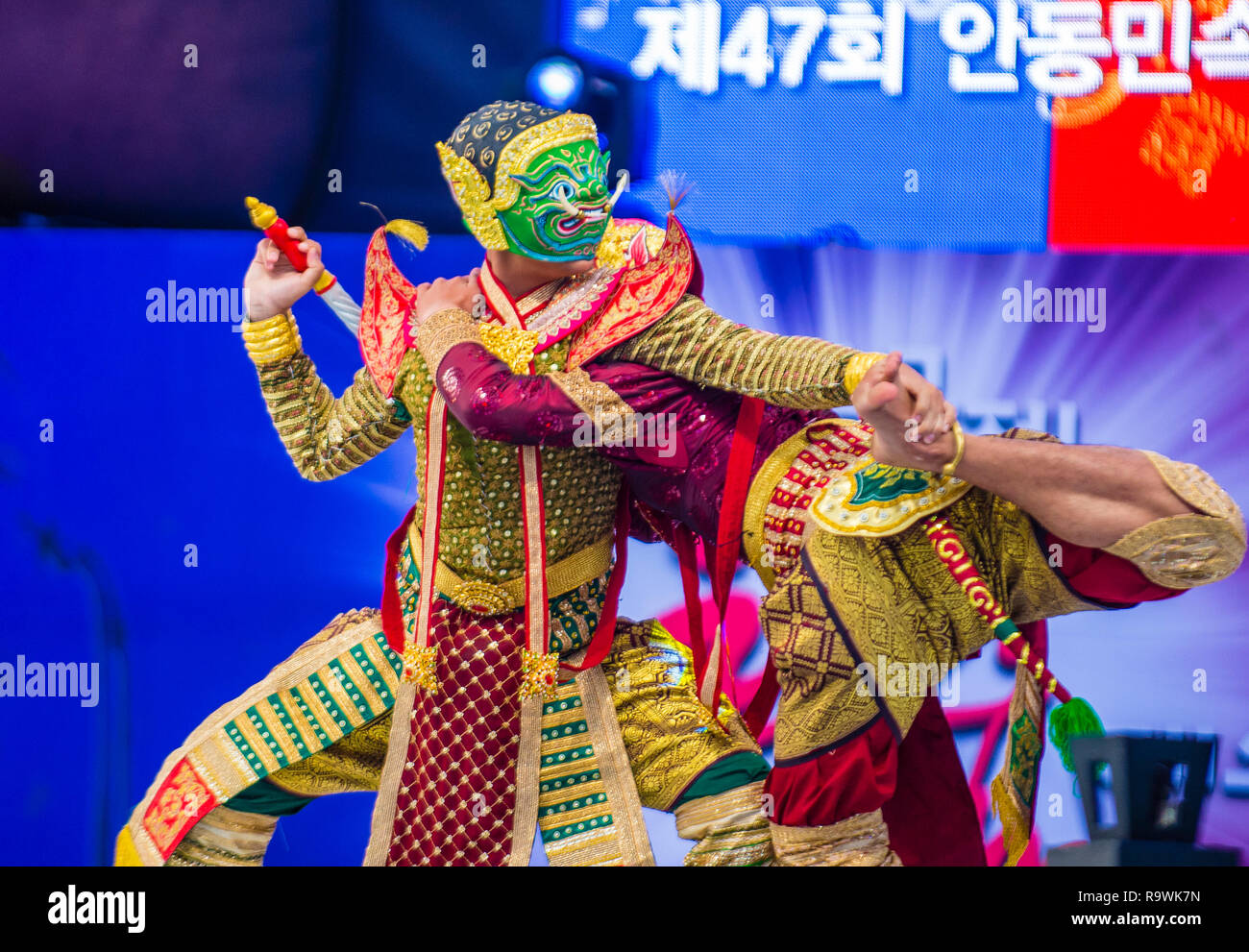 Thai dancers performing the traditinal Thai Khon dance at the Mask ...