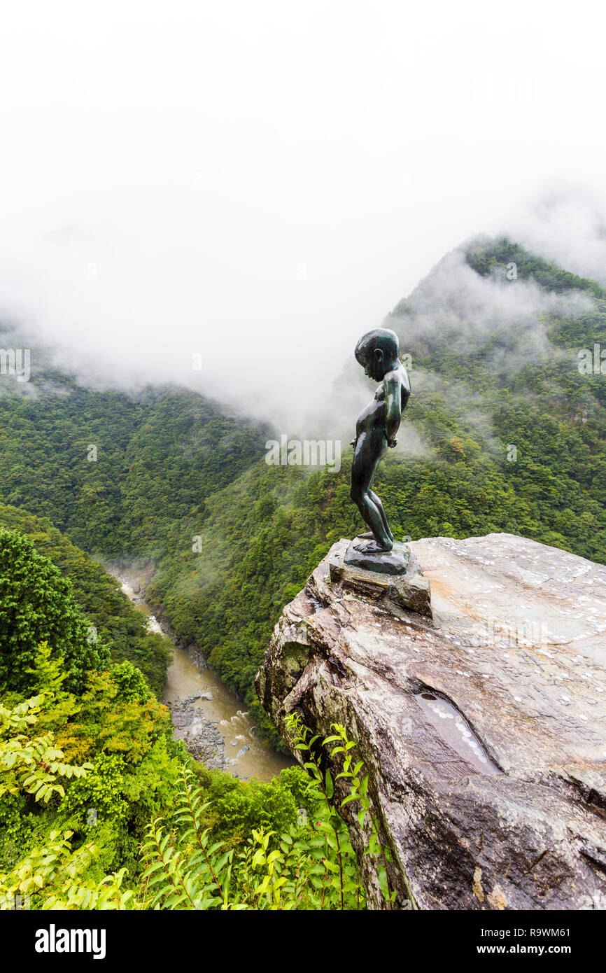 The Manikin Peeing Boy Statue, Iya valley,Shikoku Stock Photo - Alamy