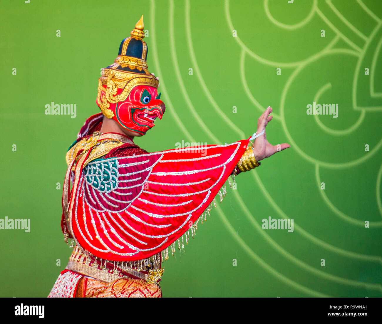 Thai dancer performing the traditinal Thai Khon dance at the Mask dance ...