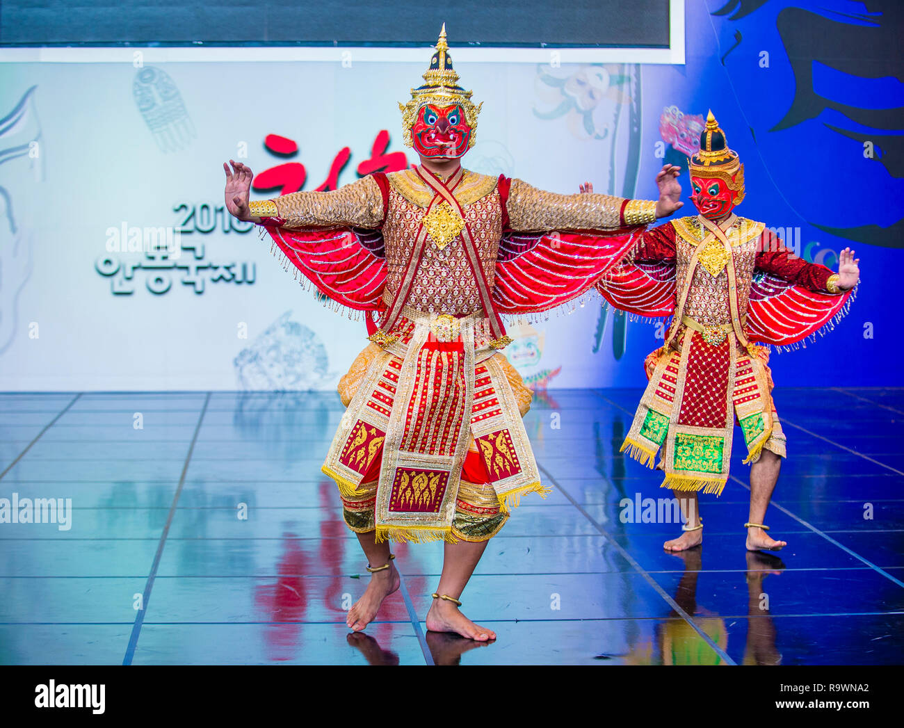 Thai dancers performing the traditinal Thai Khon dance at the Mask ...