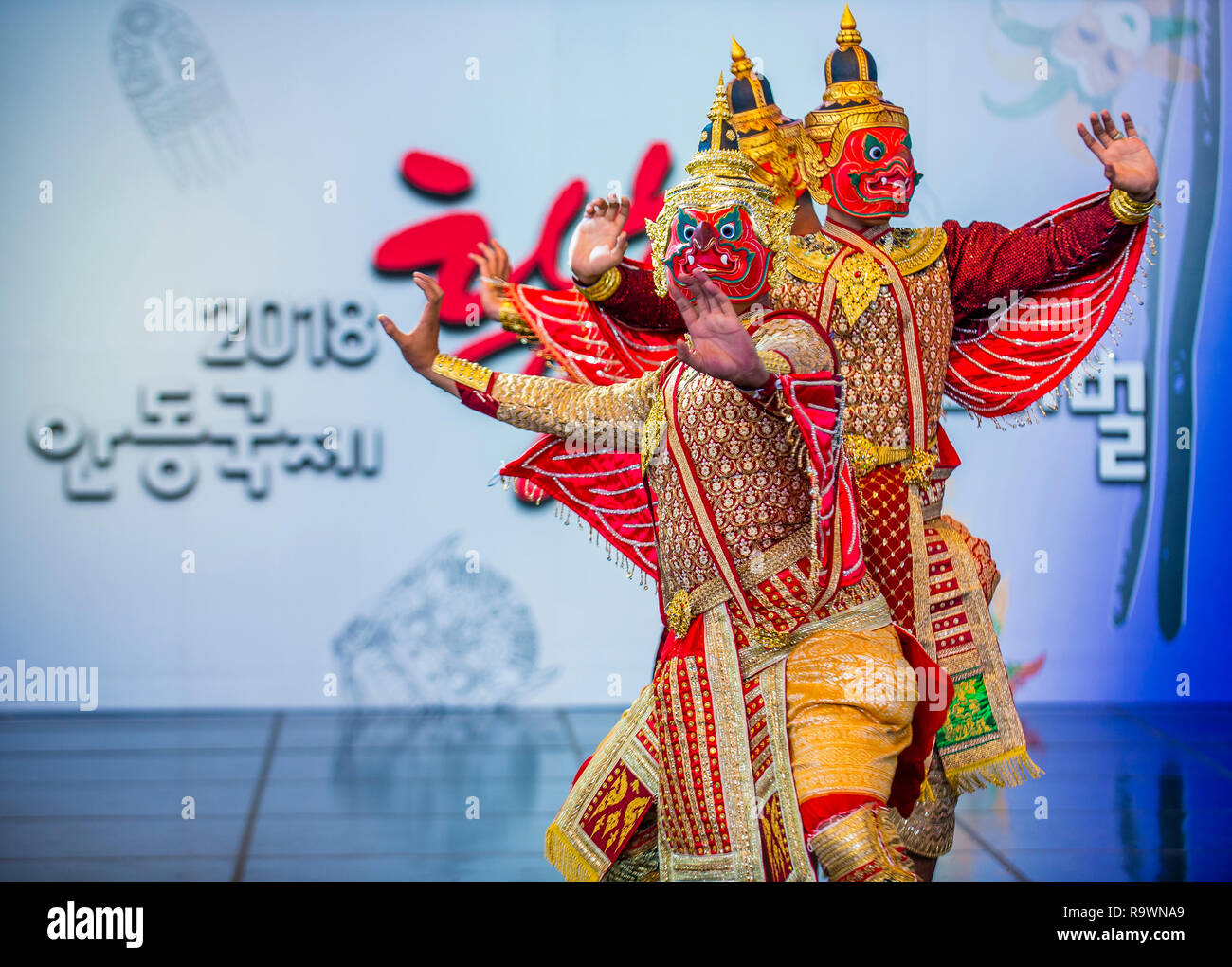 Thai dancers performing the traditinal Thai Khon dance at the Mask ...