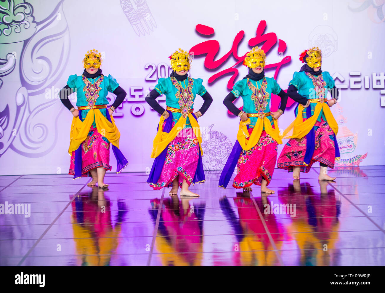 Indonesian dancers from Sma Nasima Semaran dance groupe perform at the ...