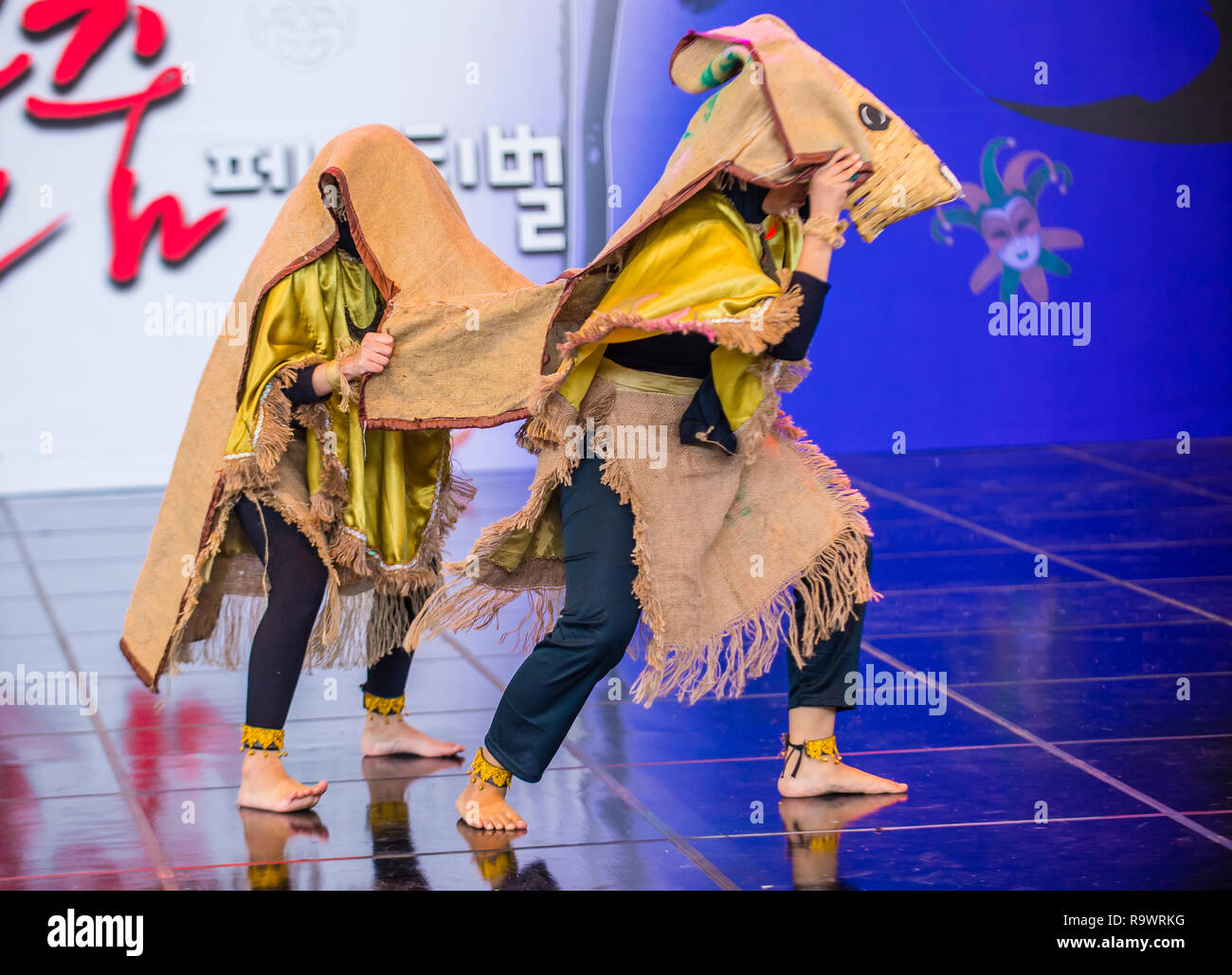 Indonesian dancers from Sma Nasima Semaran dance groupe perform at the ...