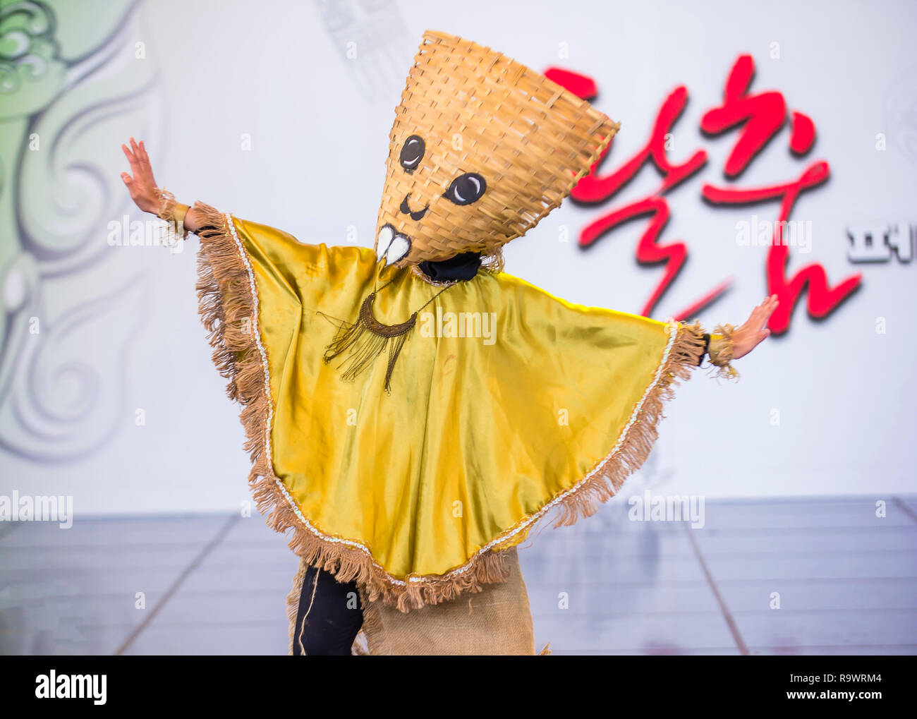 Indonesian dancer from Sma Nasima Semaran dance groupe perform at the ...