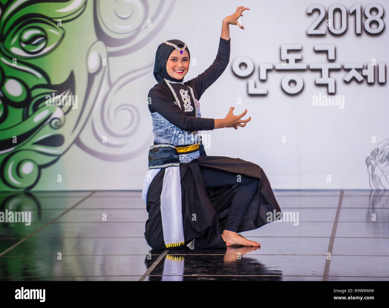 Indonesian dancer from Sma Nasima Semaran dance groupe perform at the ...