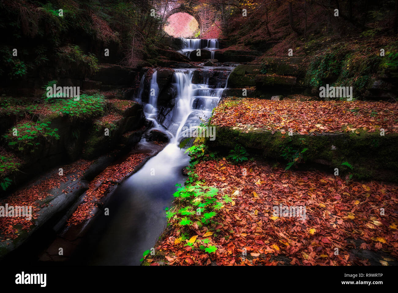 Under stone bridge hi-res stock photography and images - Alamy