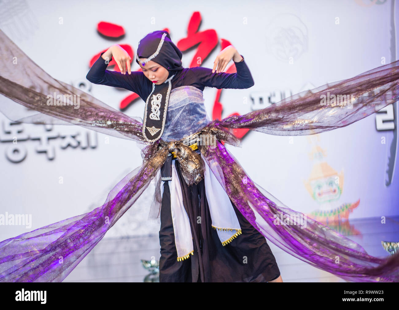 Indonesian dancer from Sma Nasima Semaran dance groupe perform at the ...